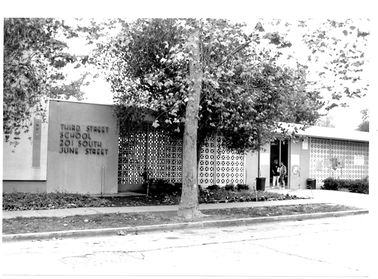 Parents protest possible charter at Third Street : Larchmont Chronicle