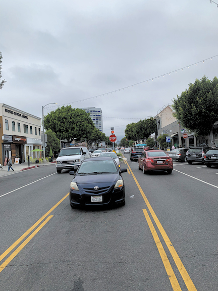 Parking in the center lane on Larchmont is not legal : Larchmont Chronicle